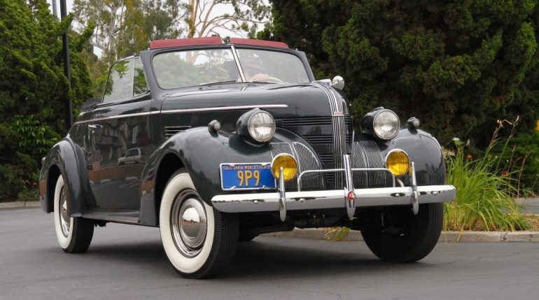1939 Pontiac Deluxe Six Convertible - Silver Streak