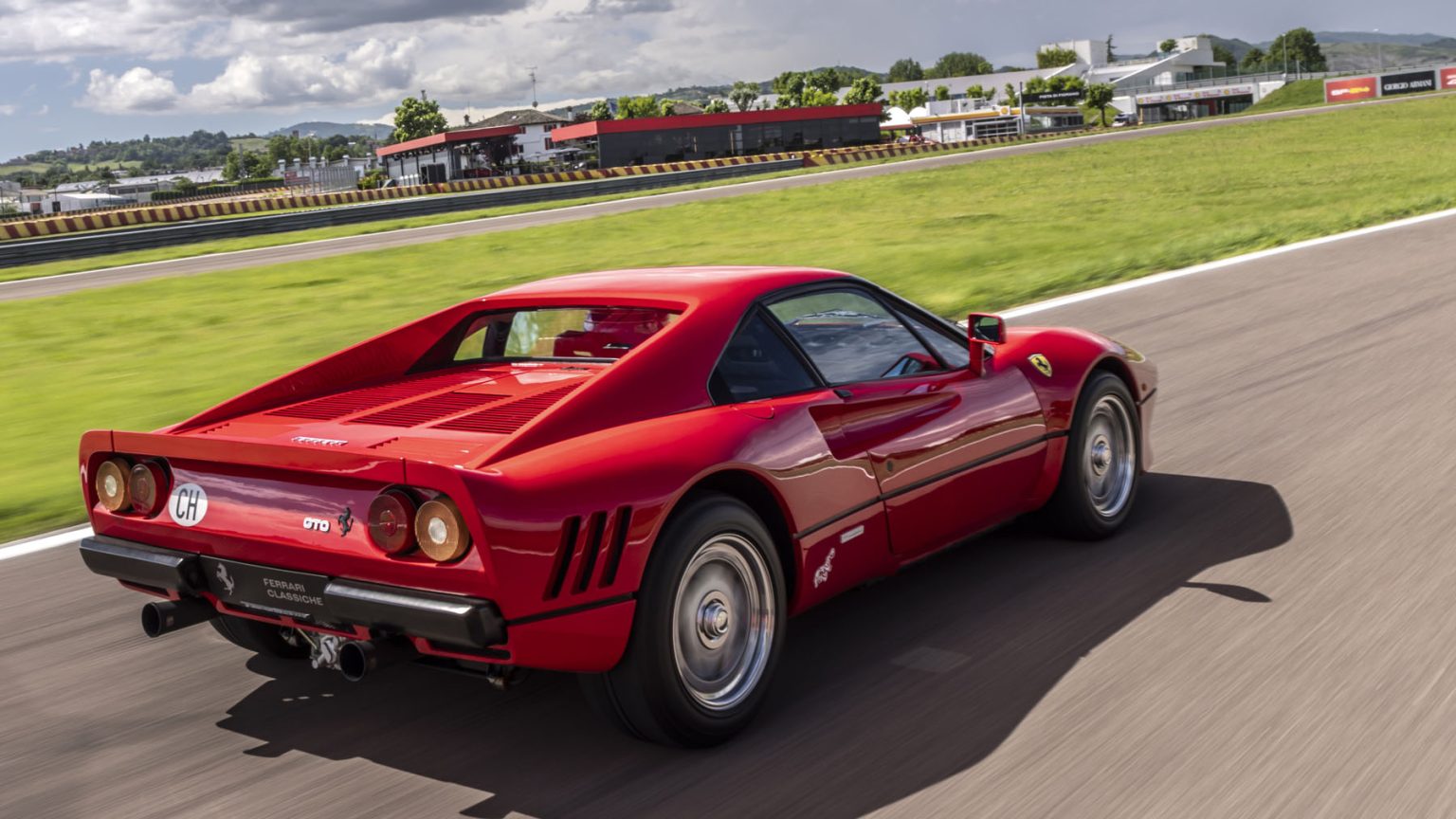 New Pirelli tires for Ferrari Supercars